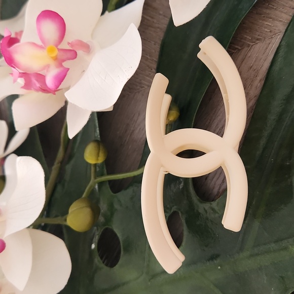 Accessories | Nwt Hair Clip Cream | Poshmark